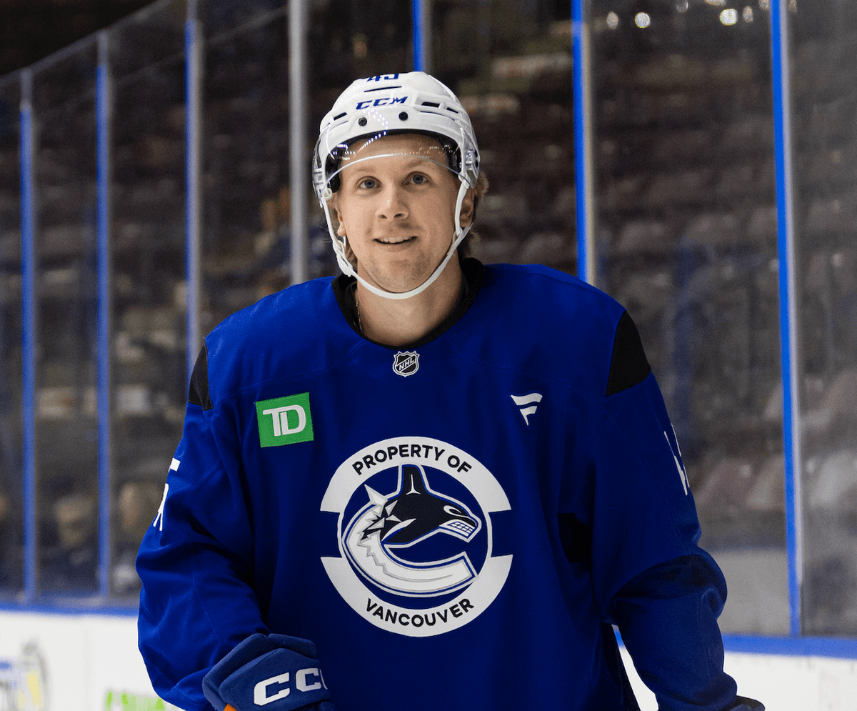 Canucks assign defensive prospect Sawyer Mynio to AHL Abbotsford