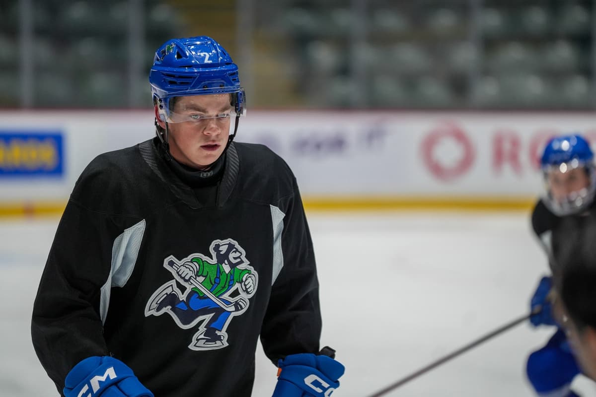 Canucks extend D Jack Thompson to one-year, two-way contract